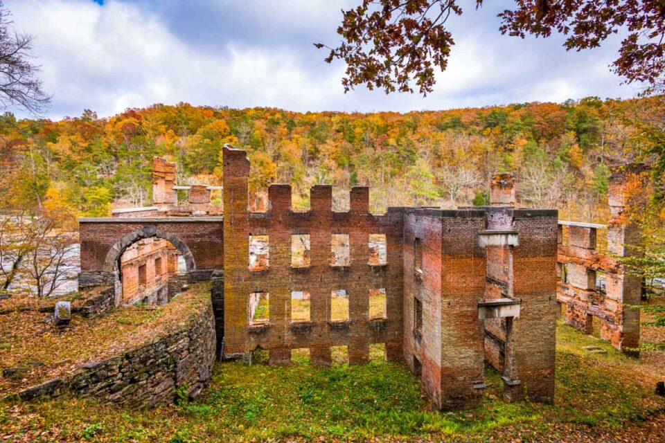 The 15 Most Beautiful Places to See Fall Foliage in Georgia