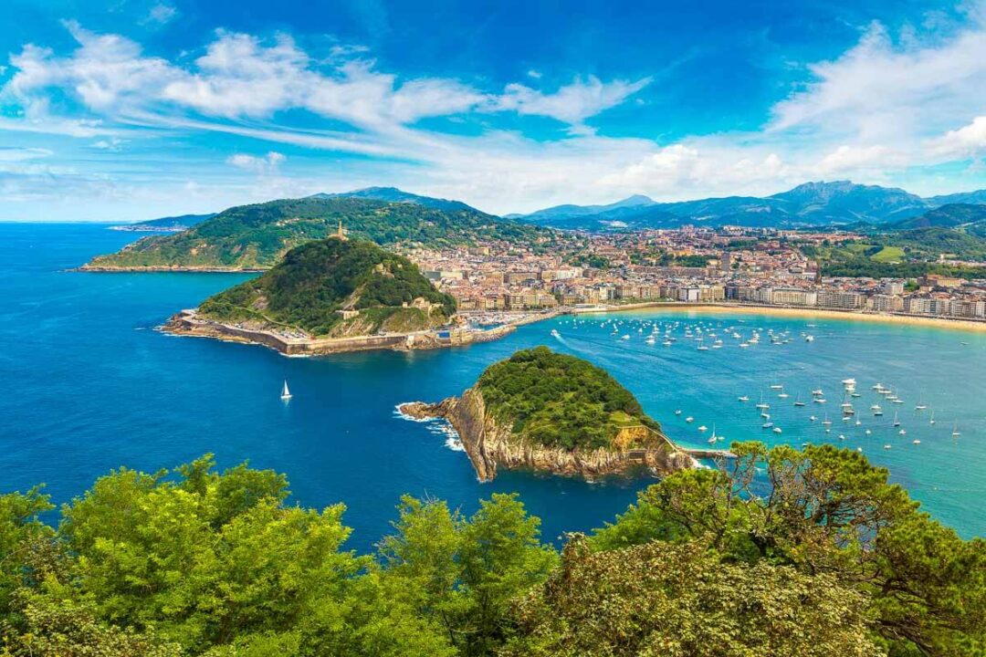 Spain or Italy: Which Country Should You Visit? (Pros & Cons!)